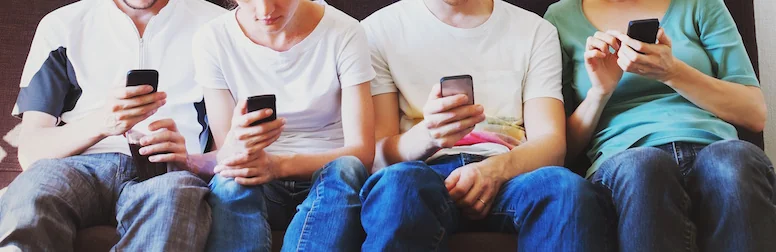 Doomscrolling – jak nadmiar złych informacji wpływa na psychikę? | Dr. Max